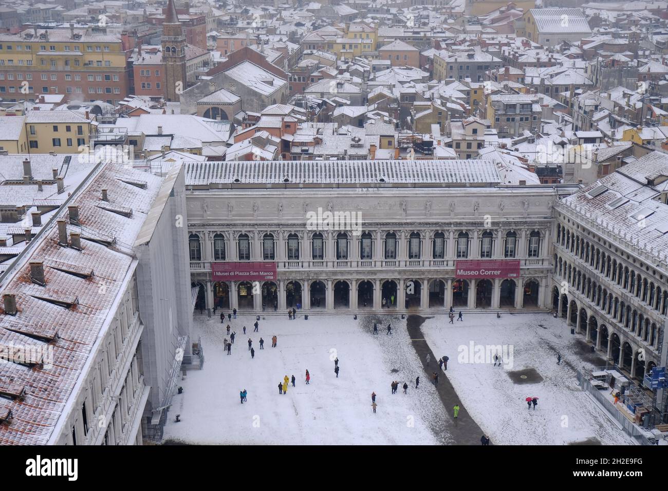 Snow covers the northern Italian city of Venice during its first snow ...