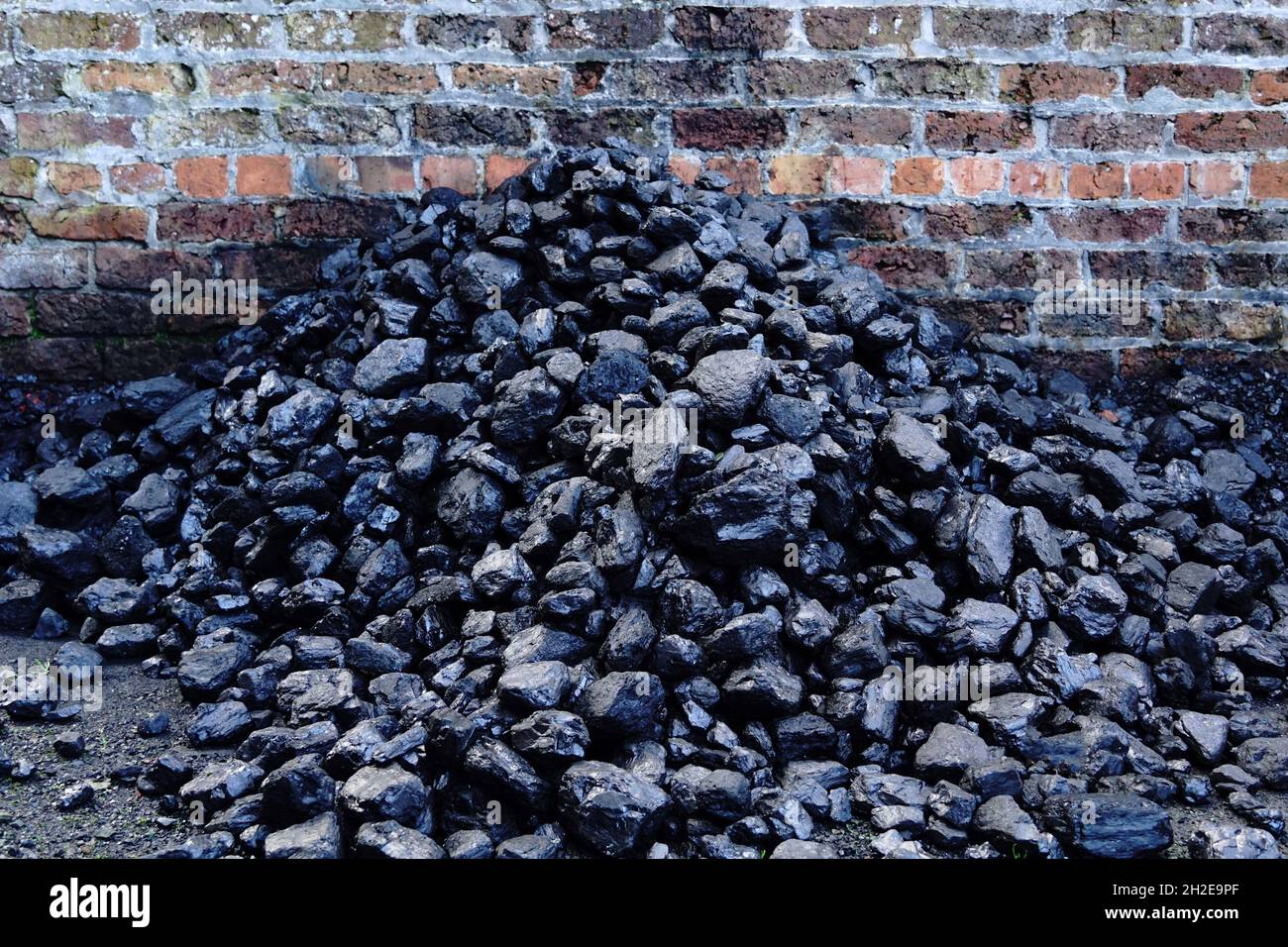 Coal stack hi-res stock photography and images - Alamy