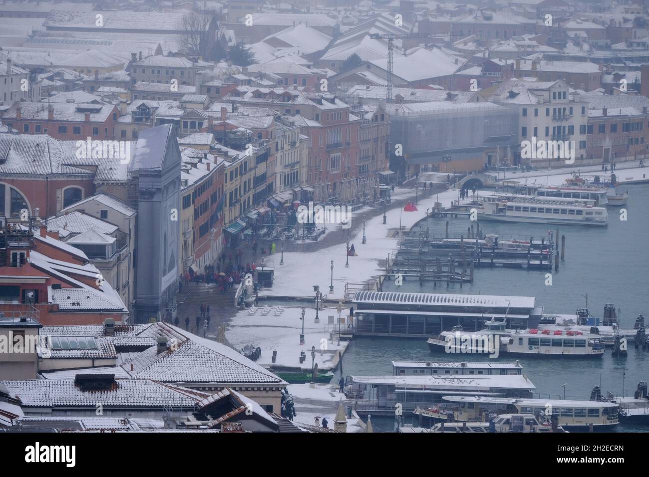 Snow covers the northern Italian city of Venice during its first snow ...