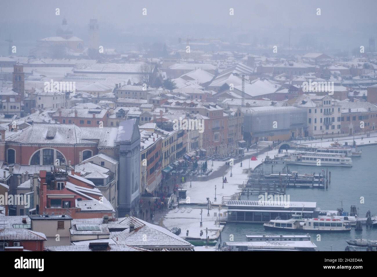 Snow covers the northern Italian city of Venice during its first snow ...