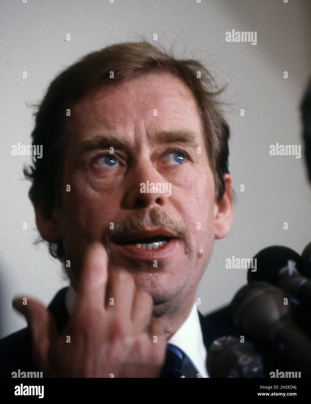 Vaclav havel 1990 hi-res stock photography and images - Alamy