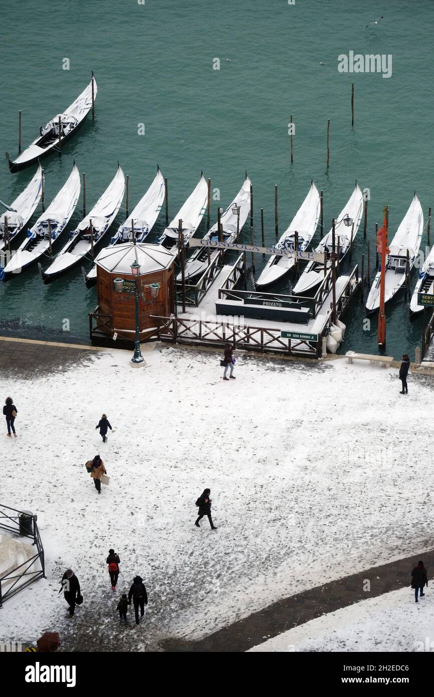 Snow covers the northern Italian city of Venice during its first snow ...