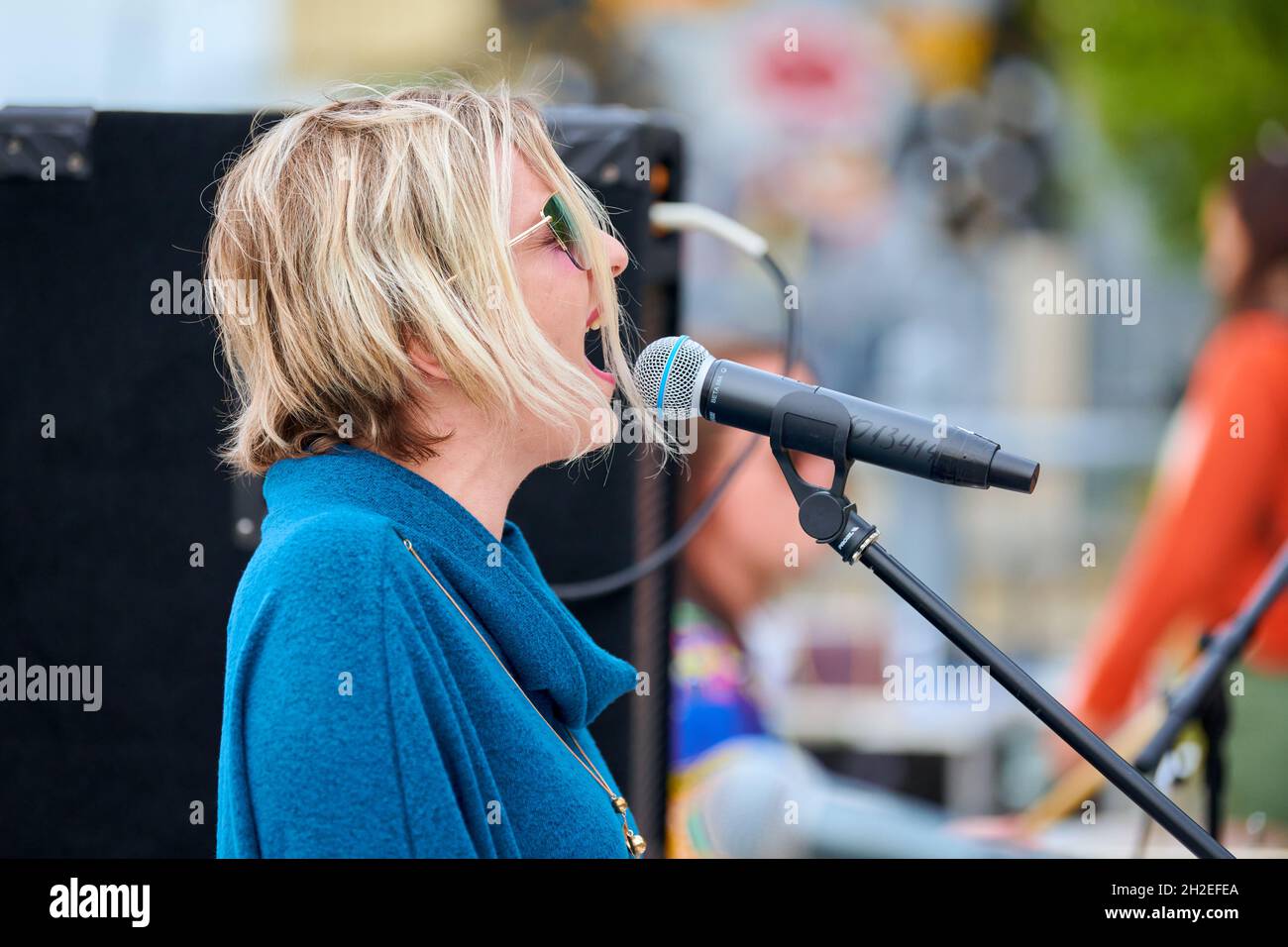 Female Street Microphone High Resolution Stock Photography and Images ...