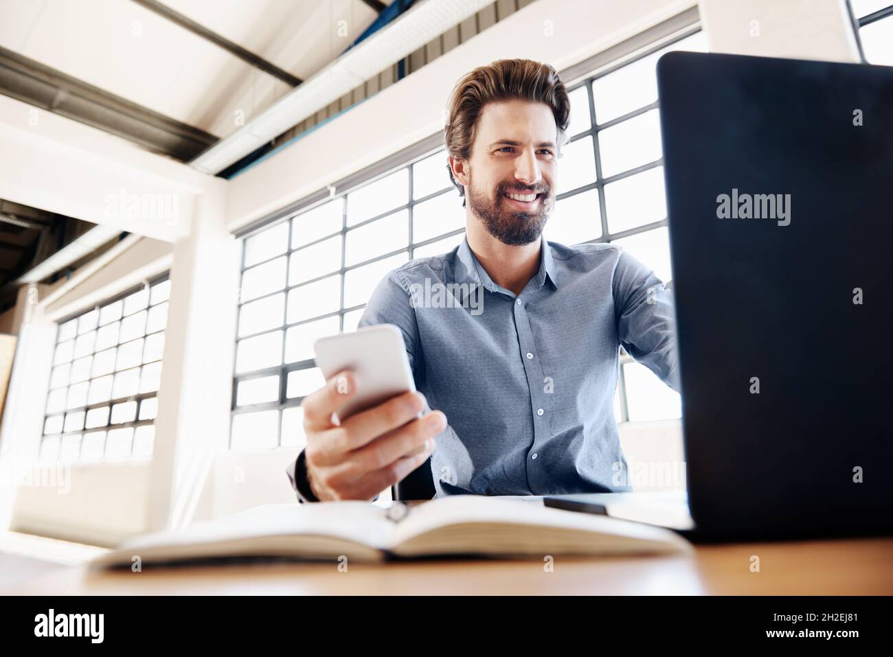 Employee updates hi-res stock photography and images - Alamy