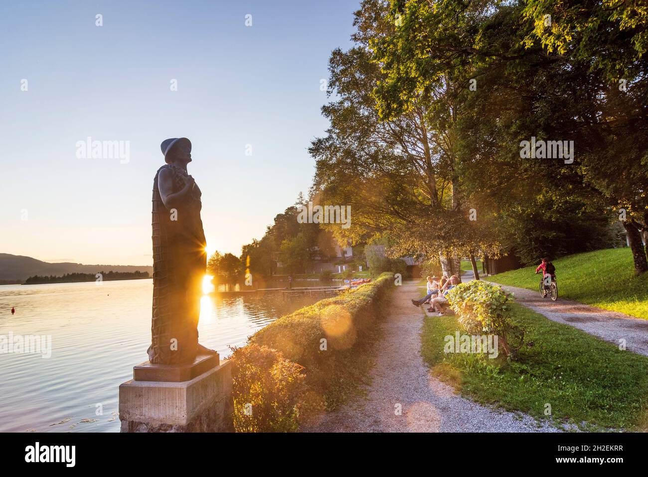 Kochel am See: Kochelsee (Lake Kochel), sunset, Fisherman statue in Oberbayern, Upper Bavaria ...