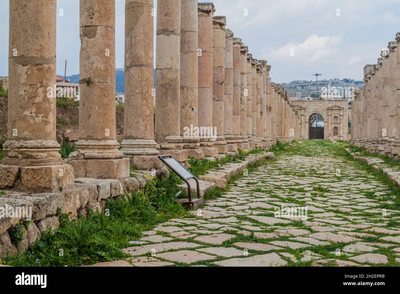 Colonnaded street and the North Gate in Jerash, Jordan Stock Photo - Alamy