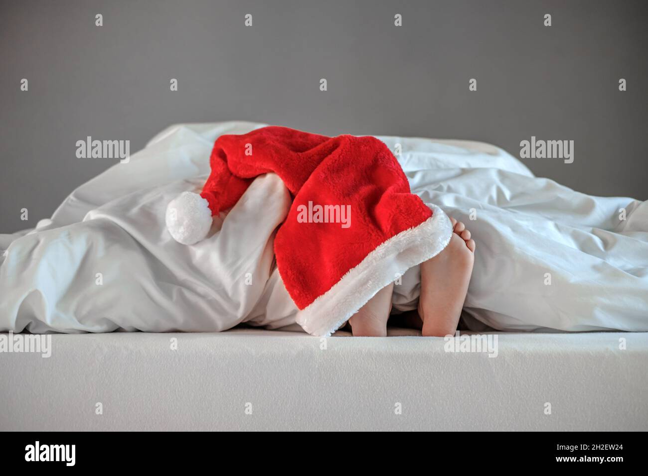 Child feet red santa hat hi-res stock photography and images - Alamy