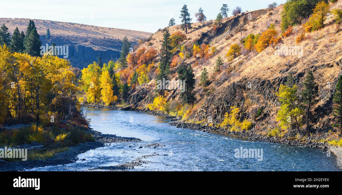 The Yakima River in Kittitas County Washington passes between arid ...