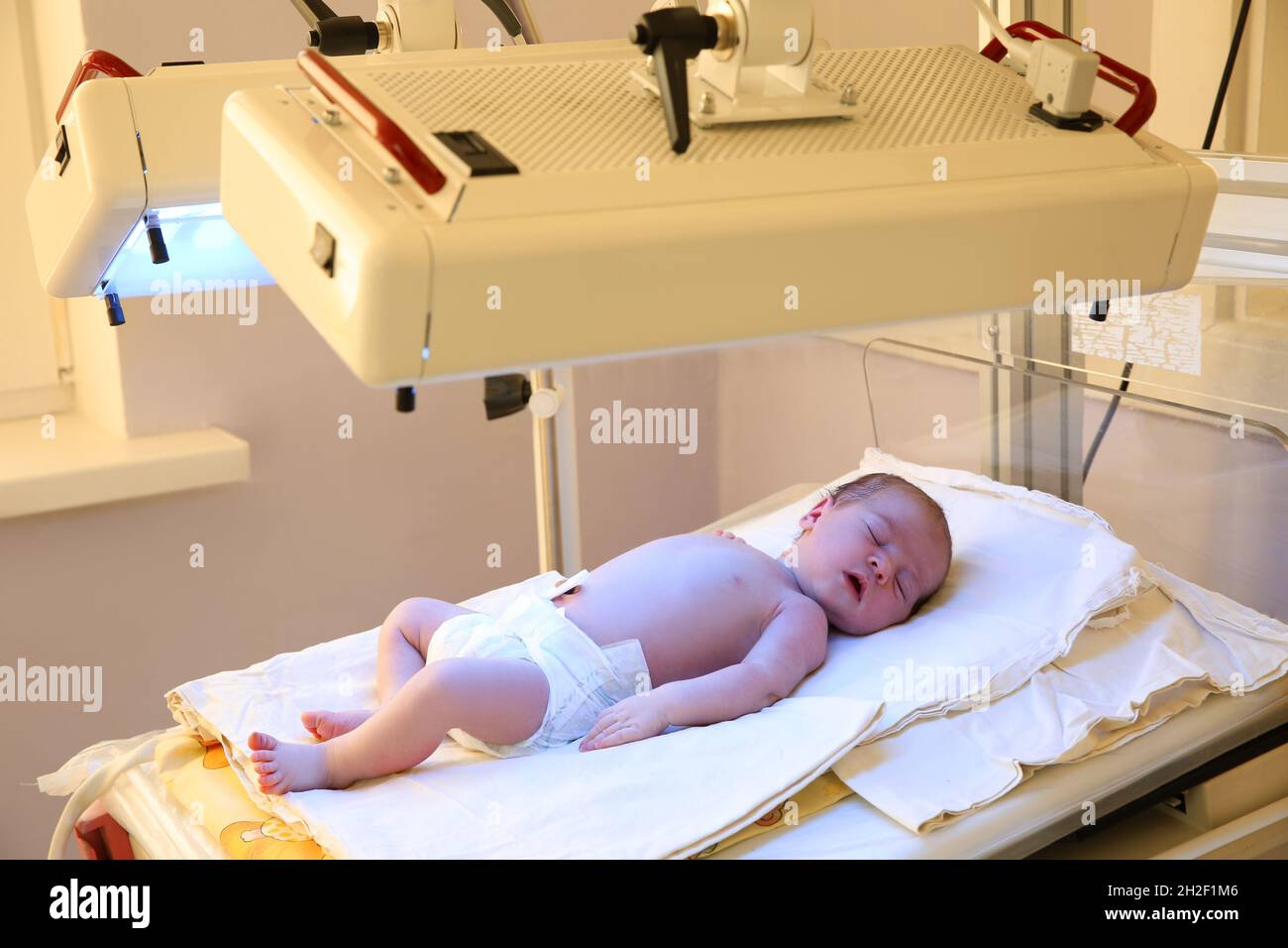 Newborn baby in incubator preemie hi-res stock photography and images ...