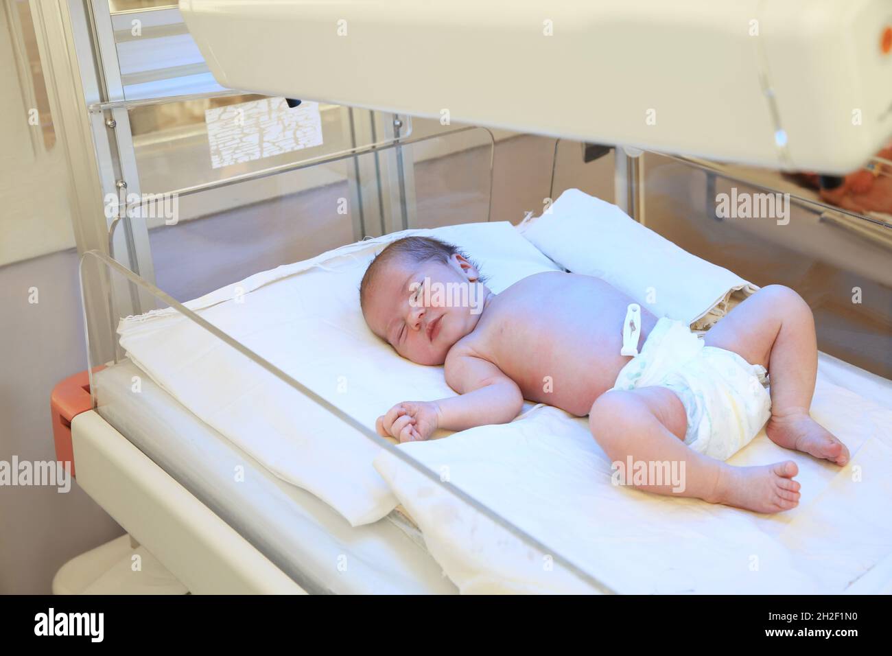 Newborn child under ultraviolet lamps in hospital Stock Photo - Alamy