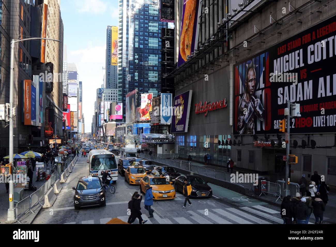 New York - Straßenbild 7th Ave / New York - Streetscape 7th Ave Stock ...