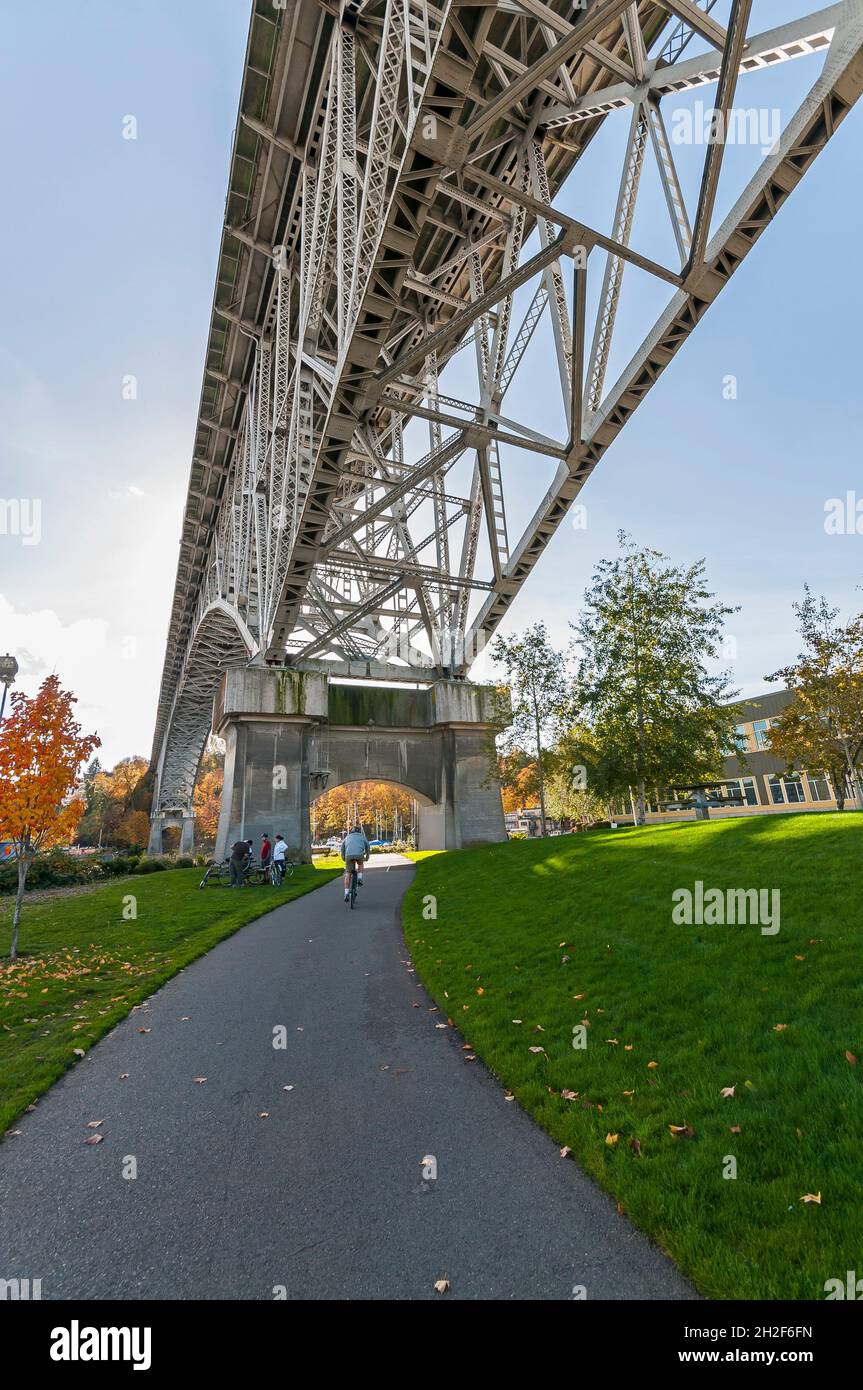 Overhead bracing hi-res stock photography and images - Alamy