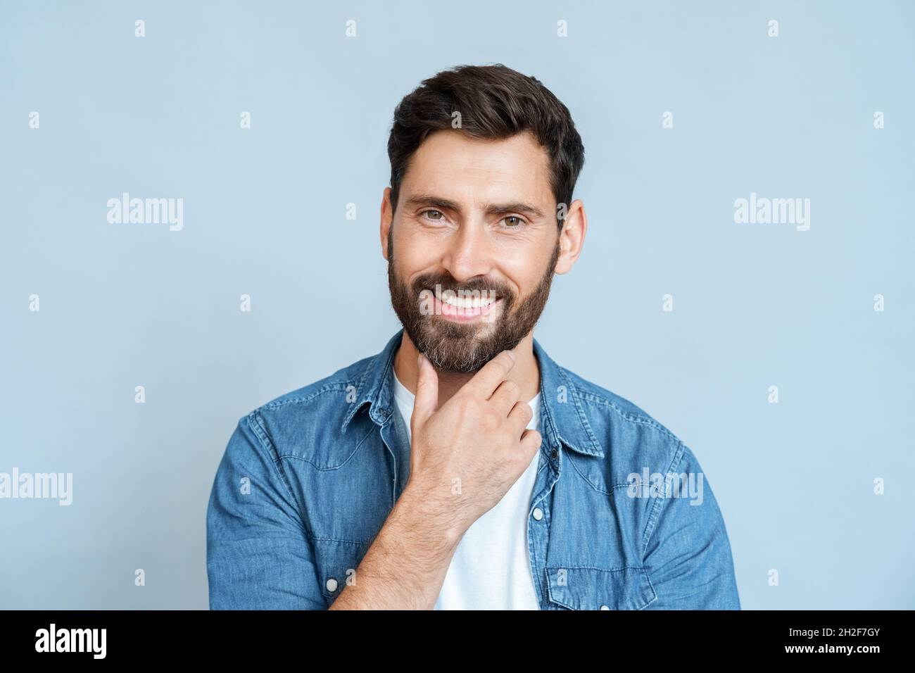 Beauty thinking smiling hi-res stock photography and images - Alamy