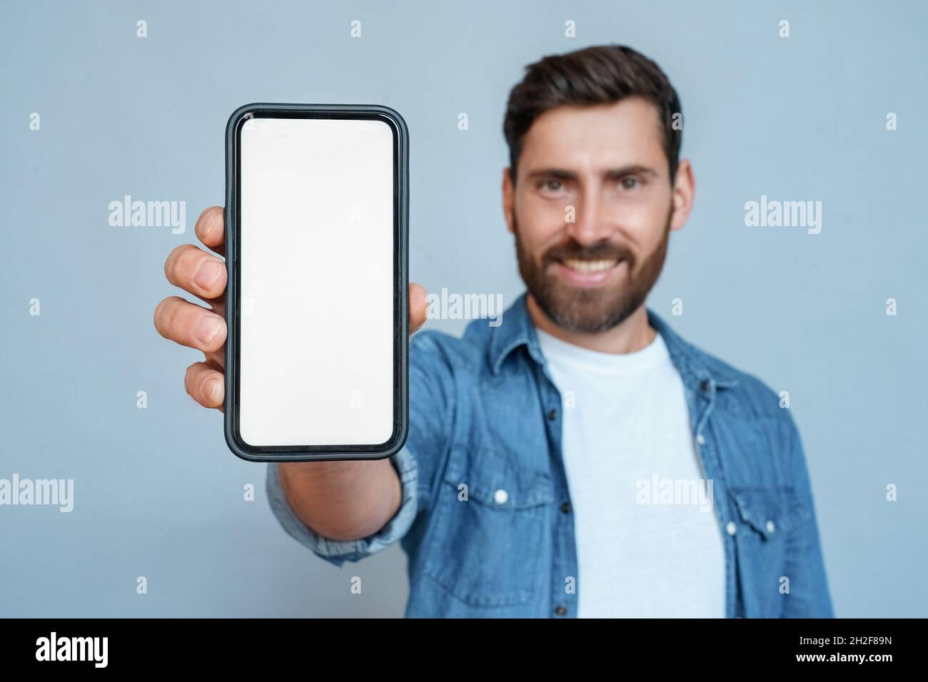 Man showing mobile hi-res stock photography and images - Alamy