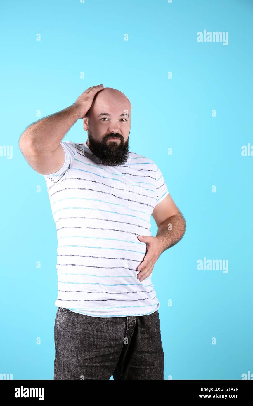 Fat man on color background. Weight loss Stock Photo - Alamy