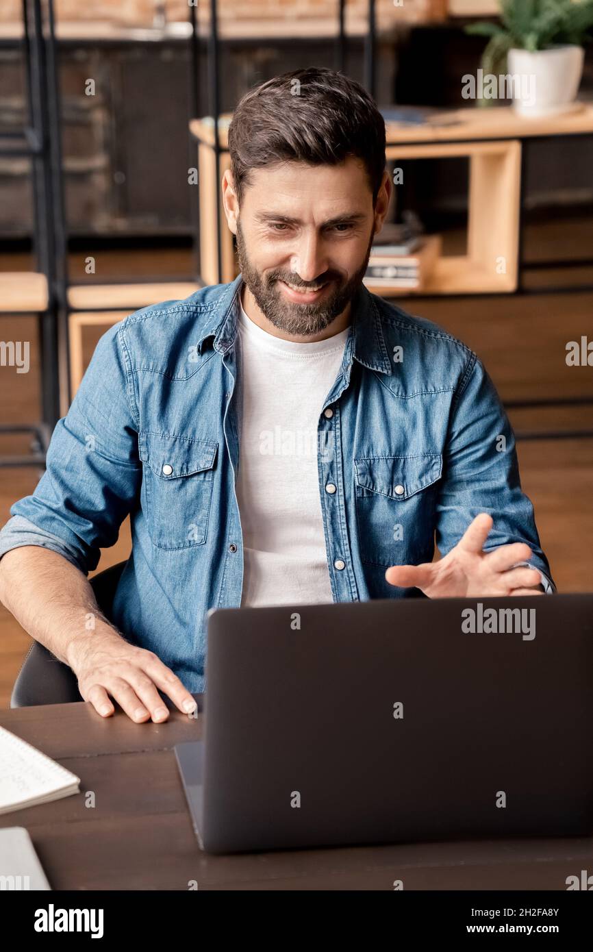 Video conference friendly man hi-res stock photography and images - Alamy