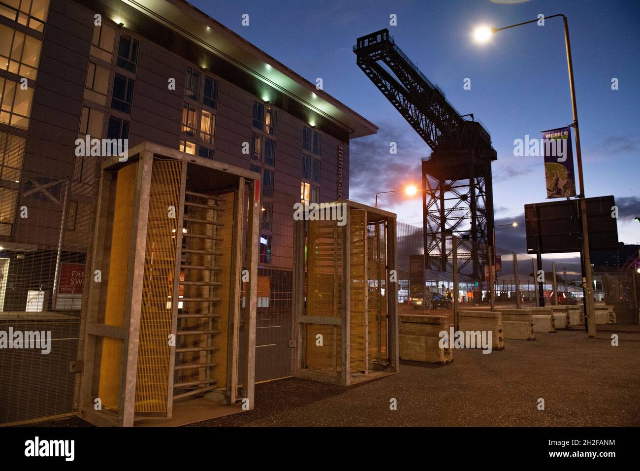 Security turn style crowd control barriers cop26 hi-res stock ...
