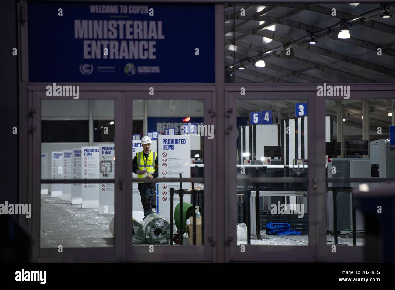 Glasgow, Scotland, UK. 21st Oct, 2021. PICTURED: A workman checks the ...