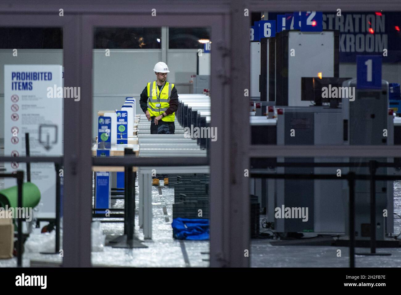 Glasgow, Scotland, UK. 21st Oct, 2021. PICTURED: A workman checks the ...