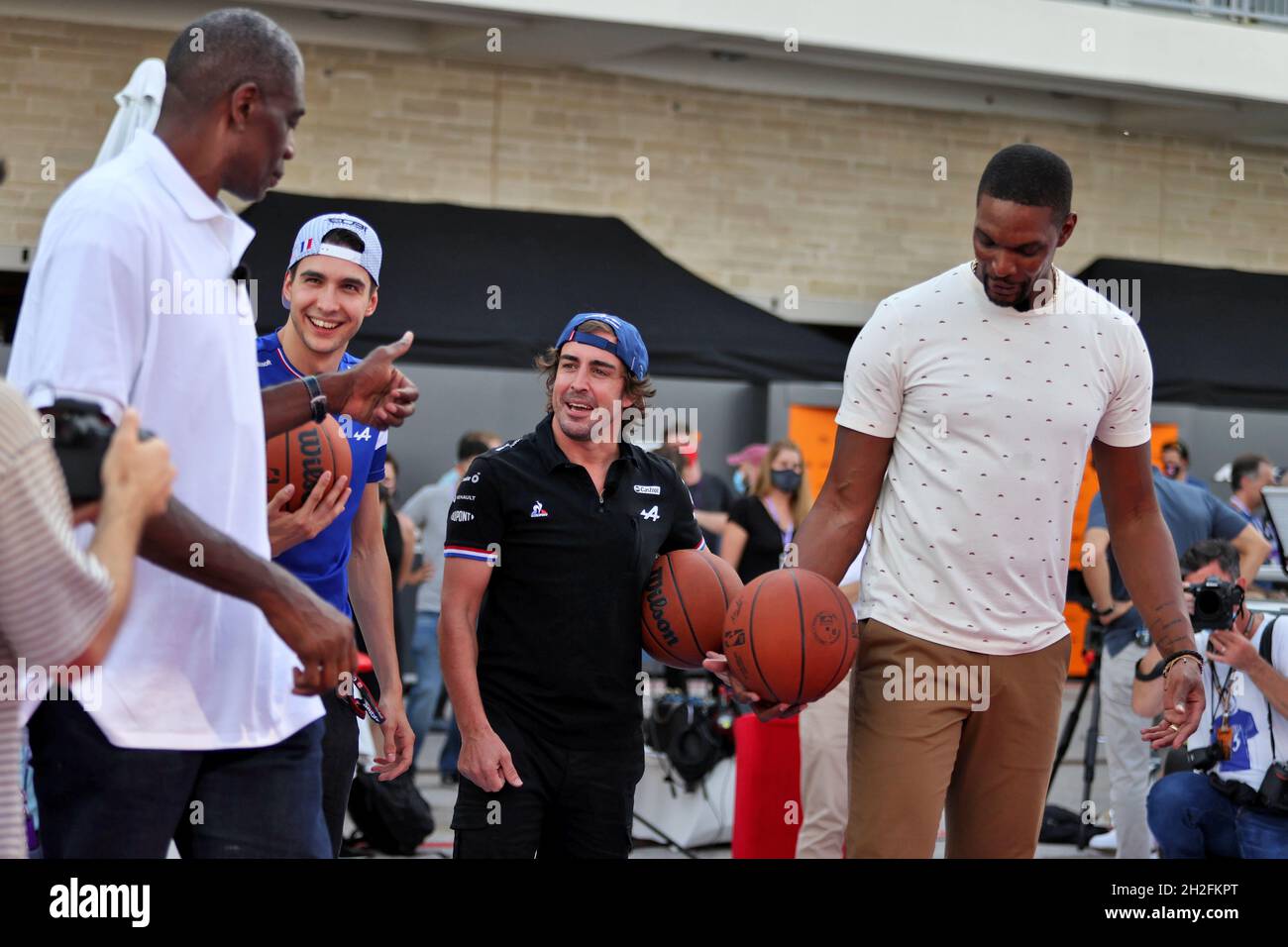 Dikembe mutombo player hi-res stock photography and images - Alamy