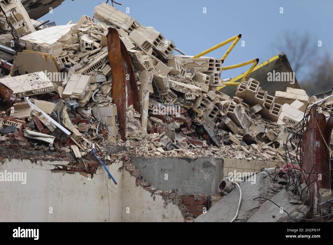 Debris and rubble from a building collapse Stock Photo - Alamy