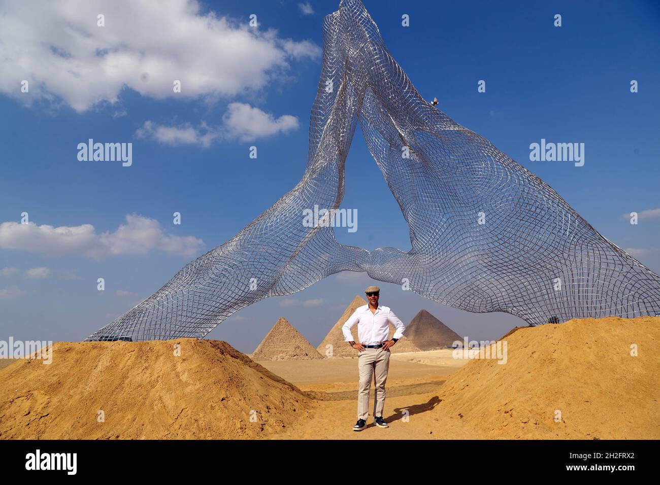 Giza, Egypt. 21st Oct, 2021. Italian artist Lorenzo Quinn poses for a ...