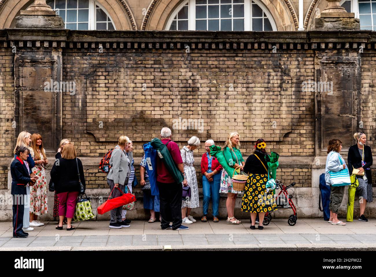 Visitors Queue Up Outside Buckingham Palace To See The Gardens ...