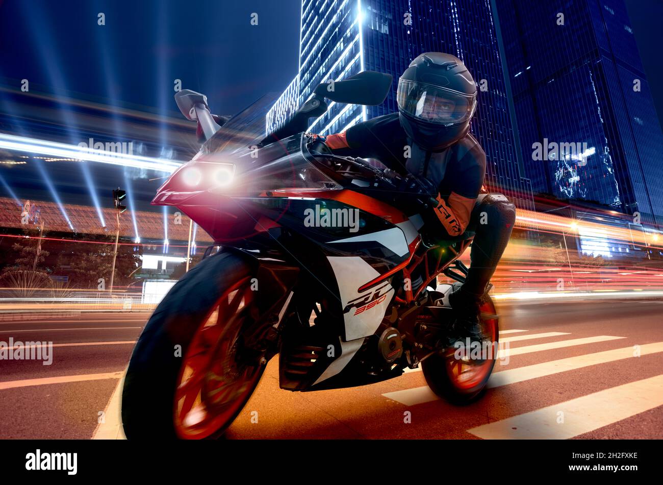 Speeding motorcycle city night hi-res stock photography and images - Alamy