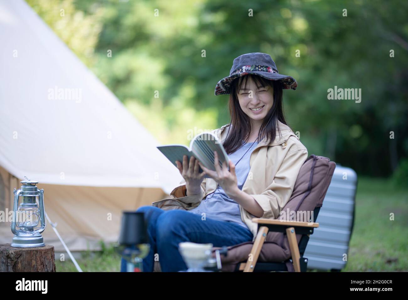 Woman solo camping hi-res stock photography and images - Alamy