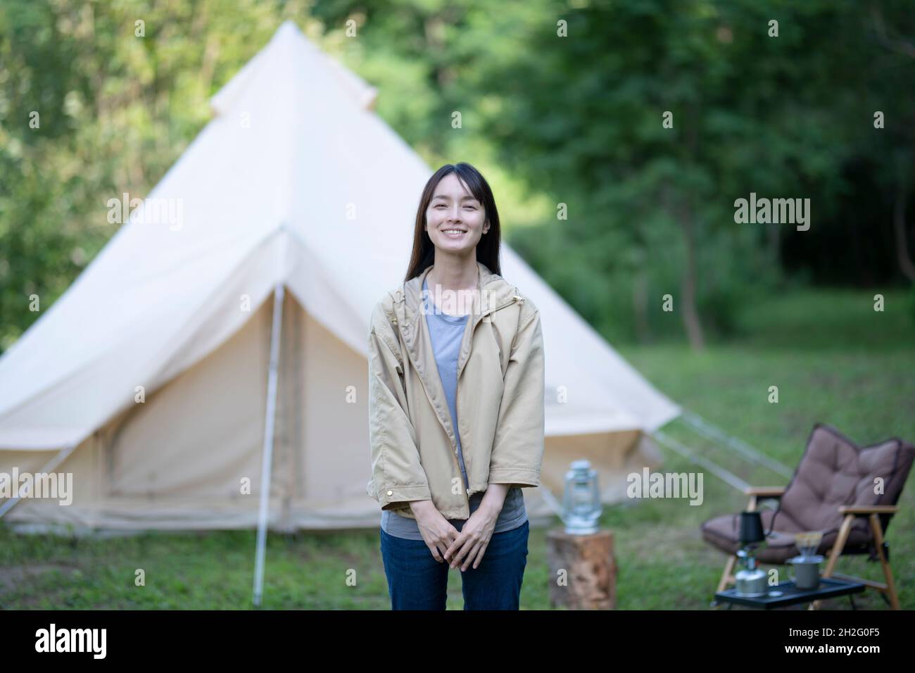 One female looking at camera solo person hi-res stock photography and ...