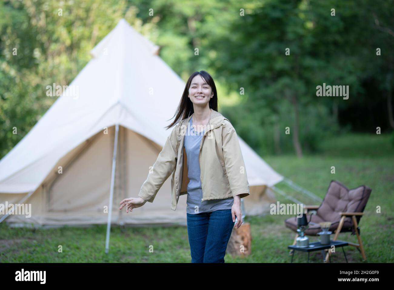 Woman solo camping hi-res stock photography and images - Alamy