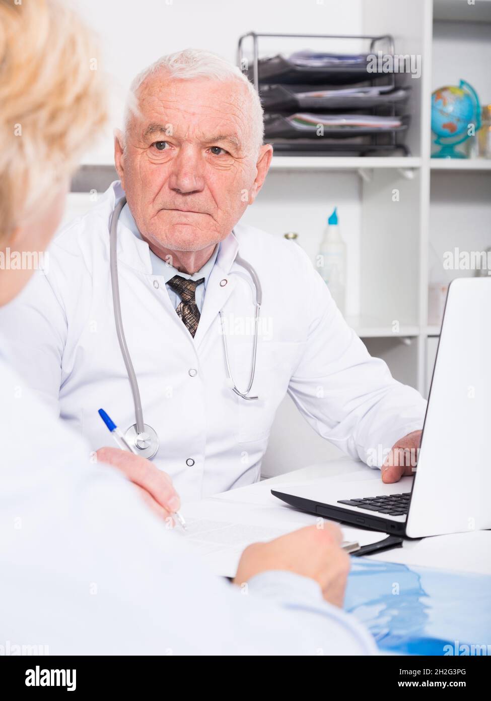 Female doctor male client hi-res stock photography and images - Alamy