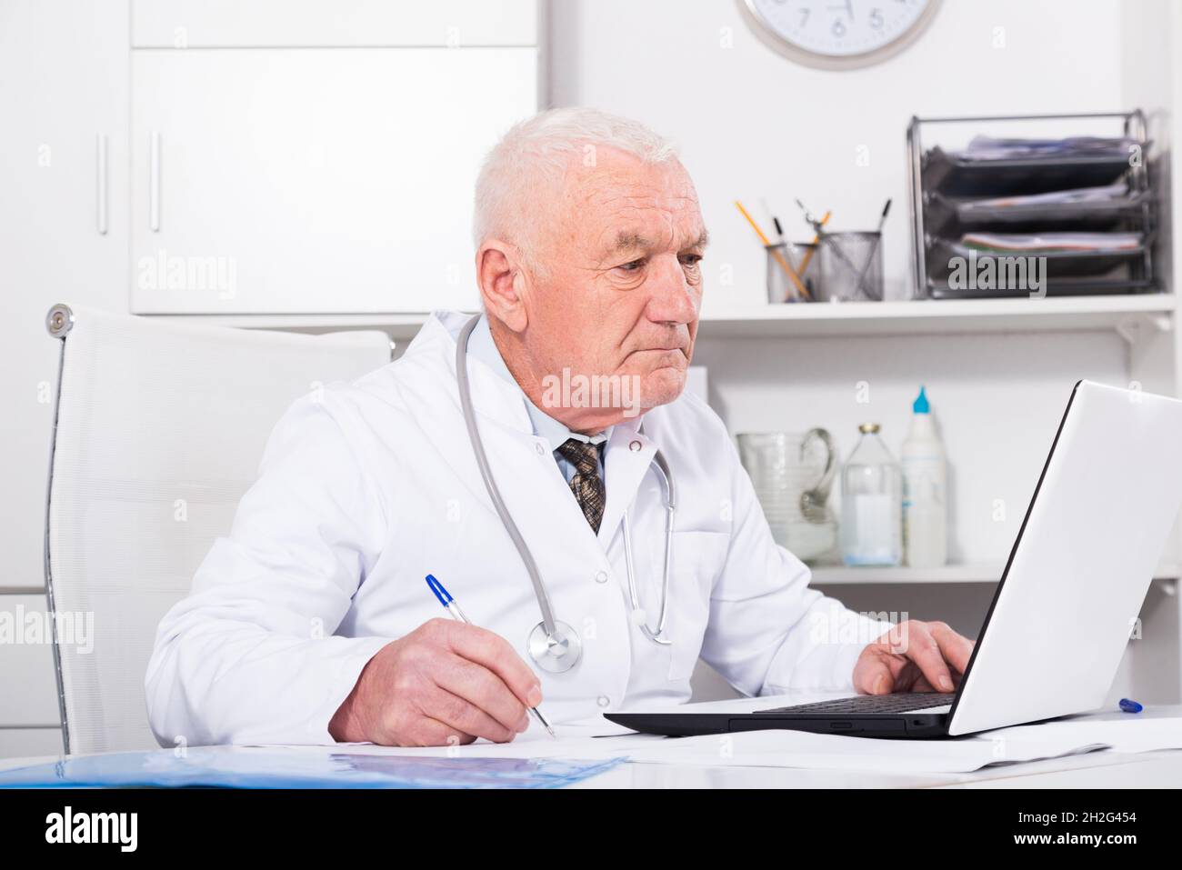 Doctor ready for patients Stock Photo - Alamy