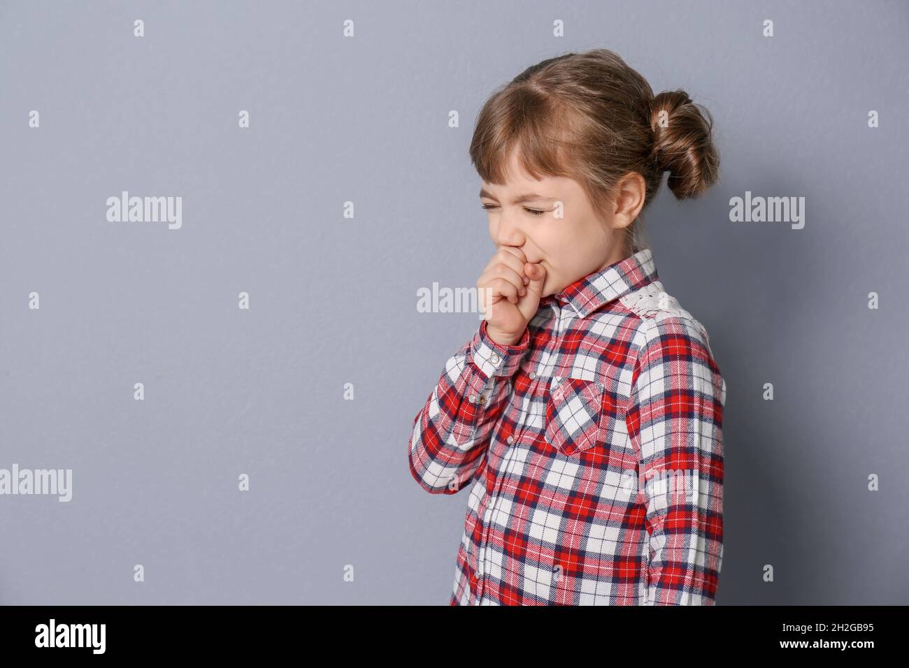 Little girl coughing on grey background Stock Photo - Alamy