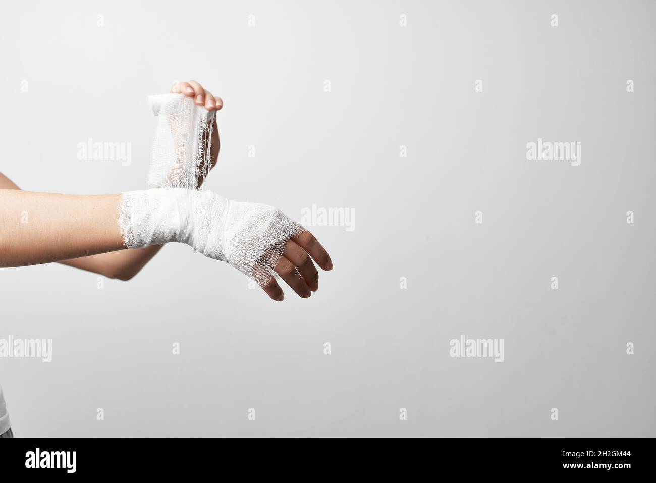 hand injury bandaging close-up medicine Stock Photo - Alamy