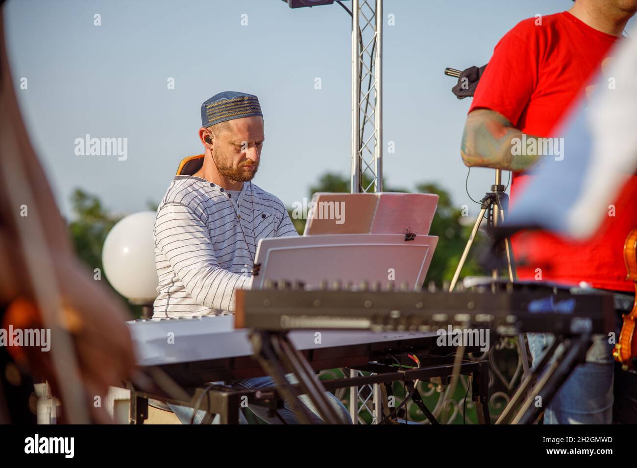 Synth player having concert rehearsal on the street Stock Photo - Alamy