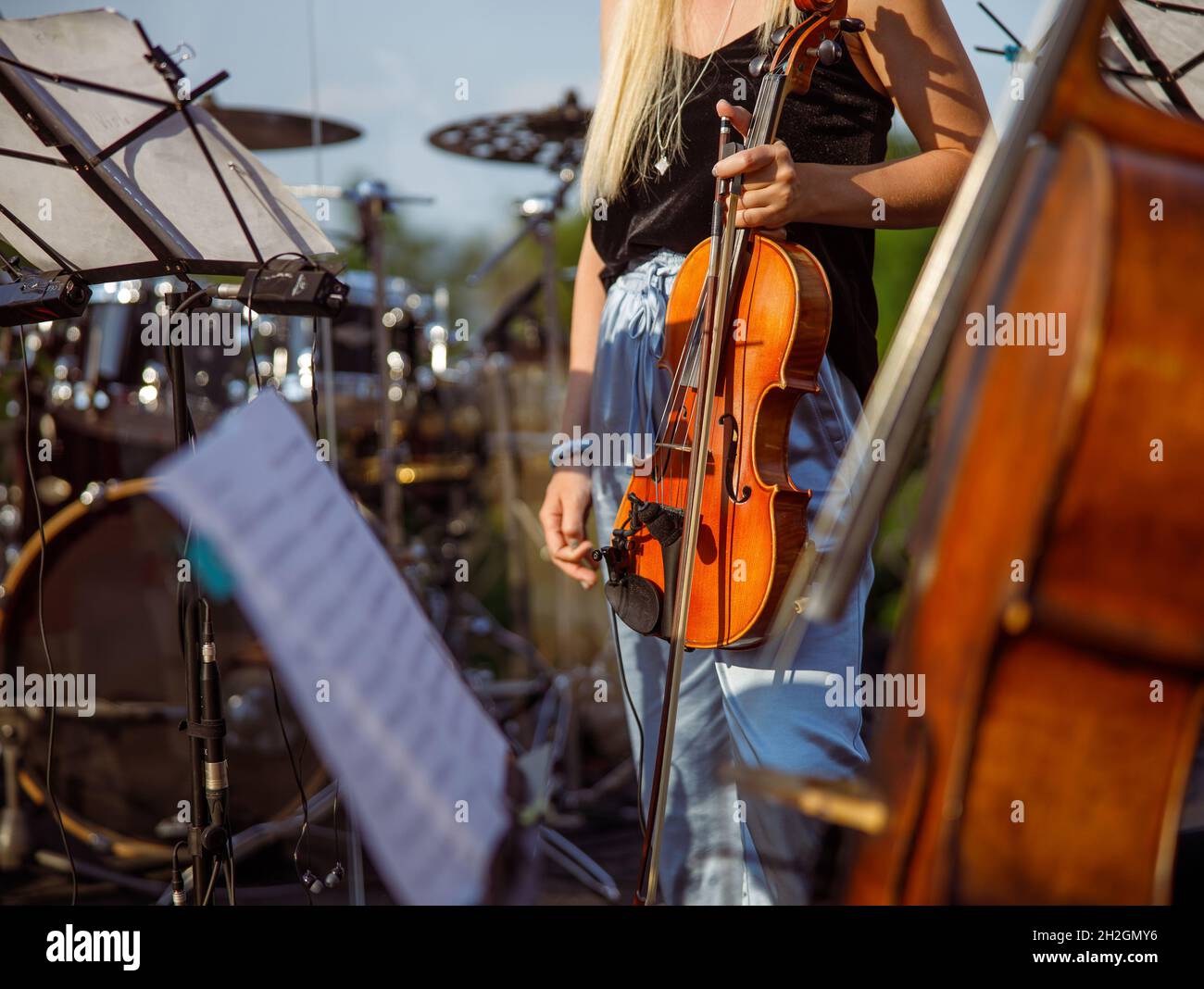 Female violin player hi-res stock photography and images - Alamy
