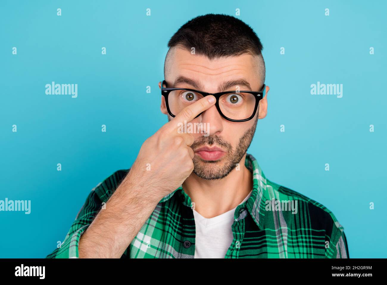 Photo of amazed shocked young nerd man hold finger wear glasses smart ...