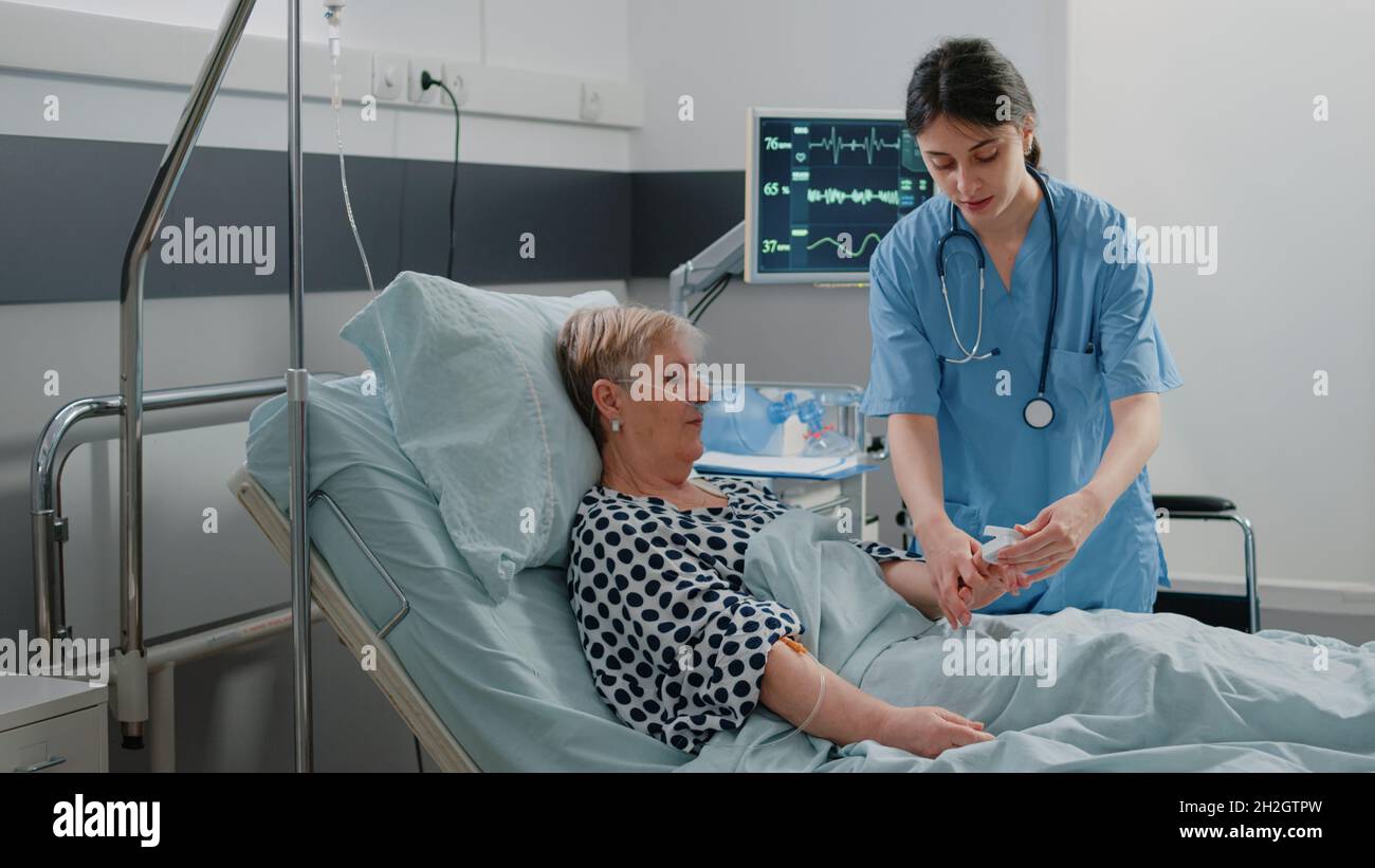 Senior hospital nurse pulse finger hi-res stock photography and images ...