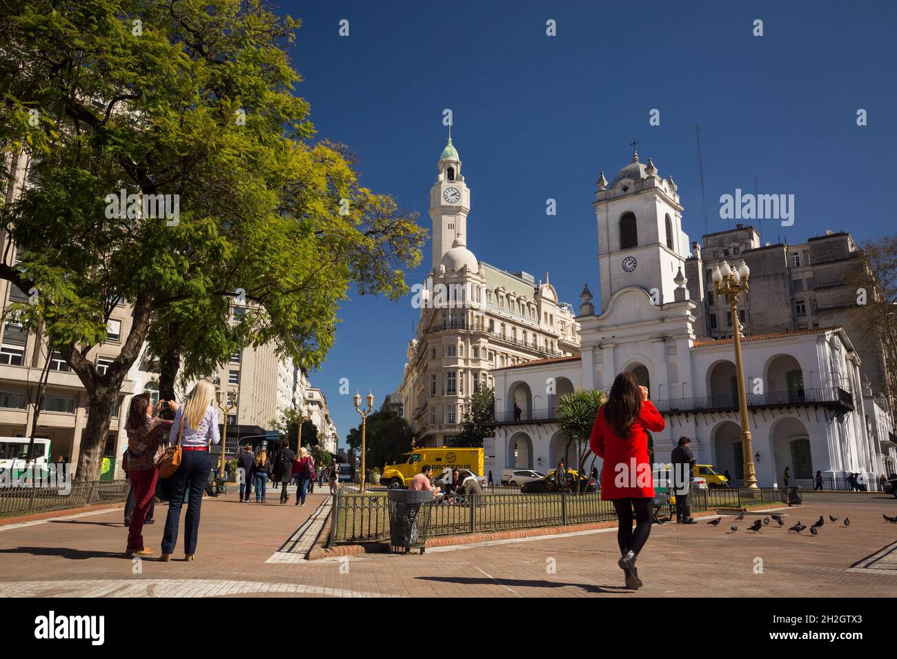 Horizontal view of the Plaza de Mayo with the Cabildo colonial building ...