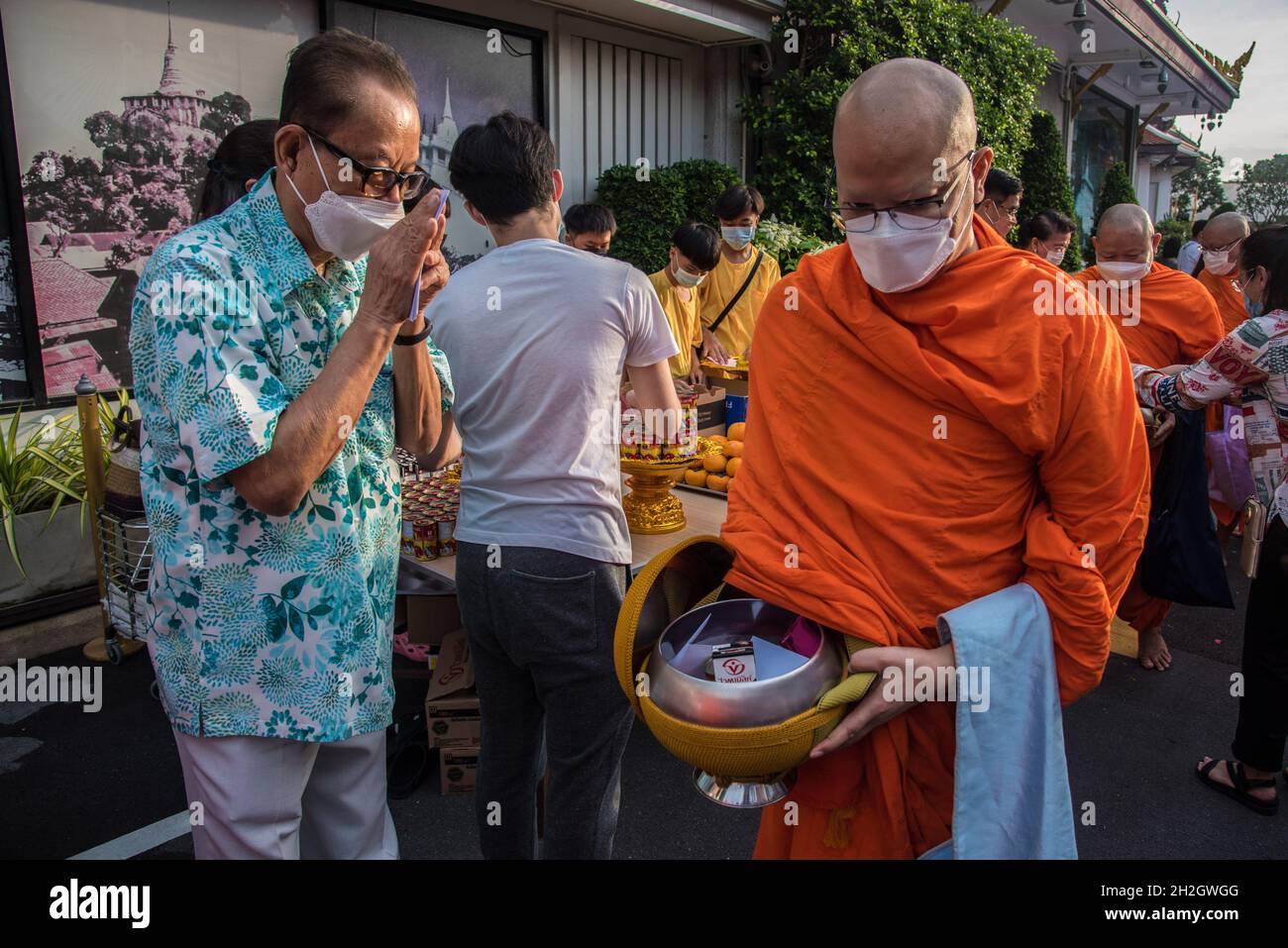 Thai Buddhist devotees wearing face masks pay respect to the Thai ...