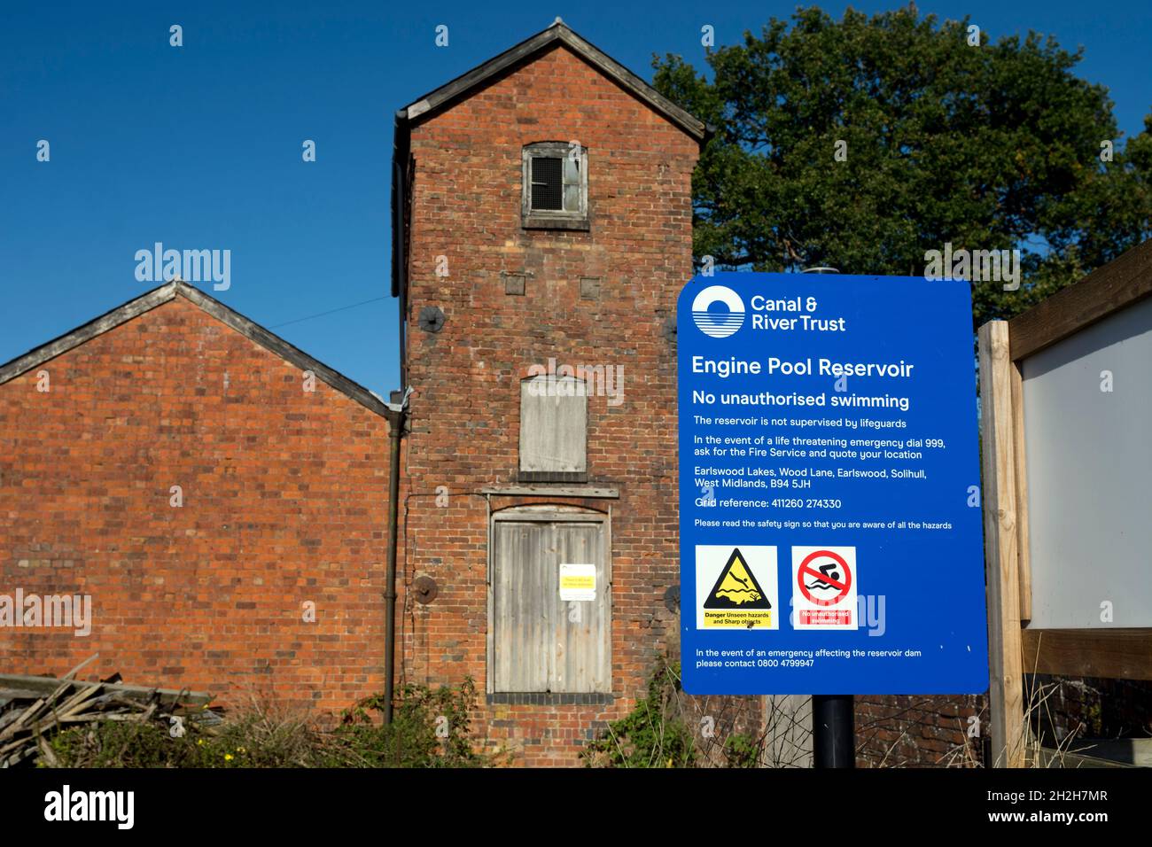 The engine house and Engine Pool Reservoir sign, Earlswood Lakes ...