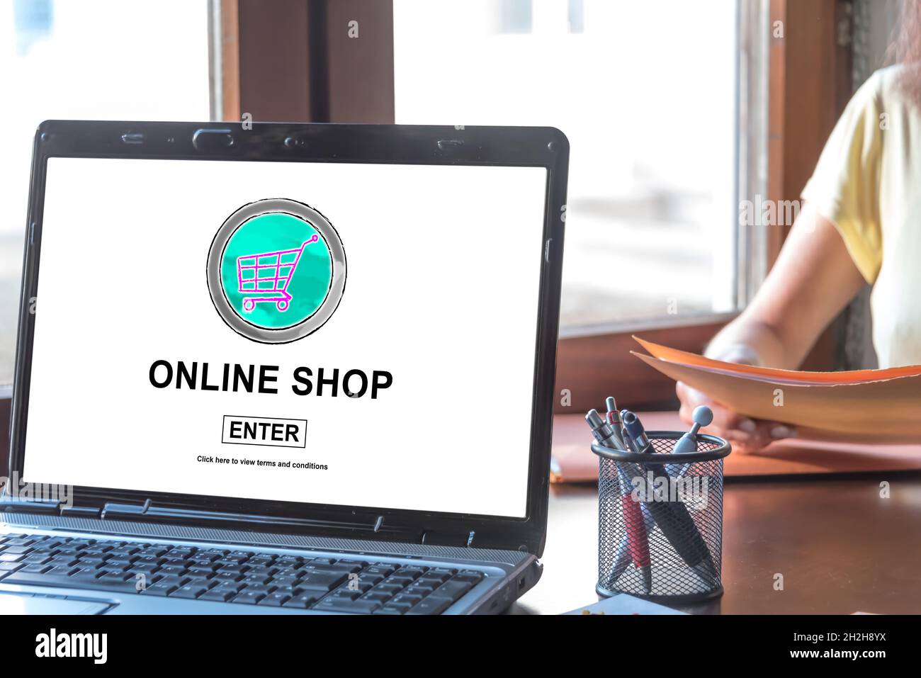 Laptop screen displaying an online shop concept Stock Photo - Alamy