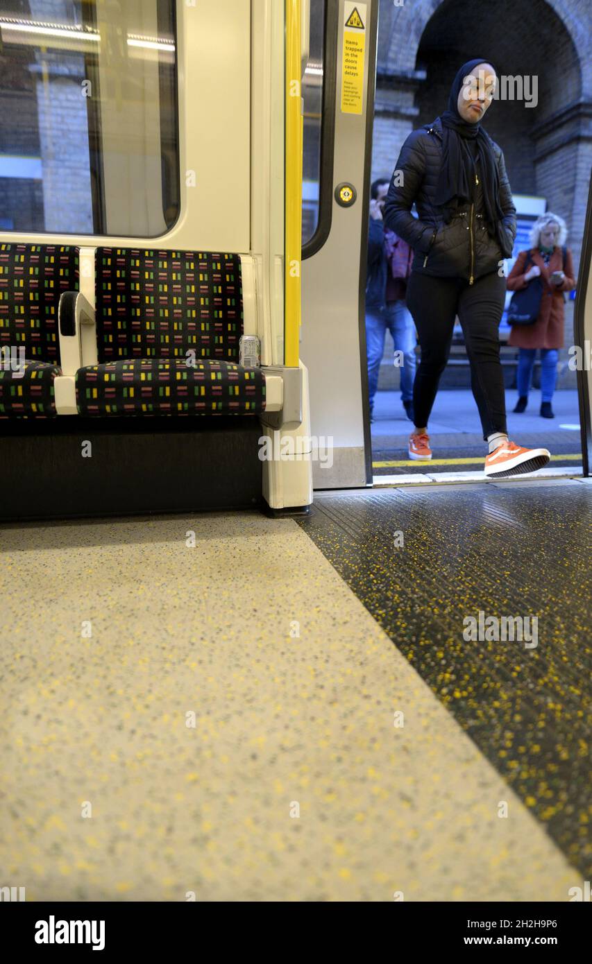 Passengers getting on to a train hi-res stock photography and images ...