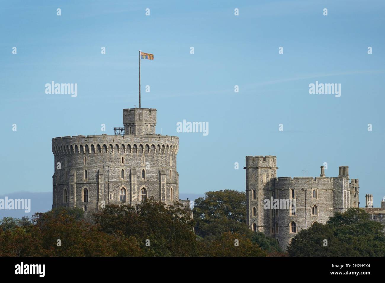 Windsor castle flying royal standard hi-res stock photography and ...
