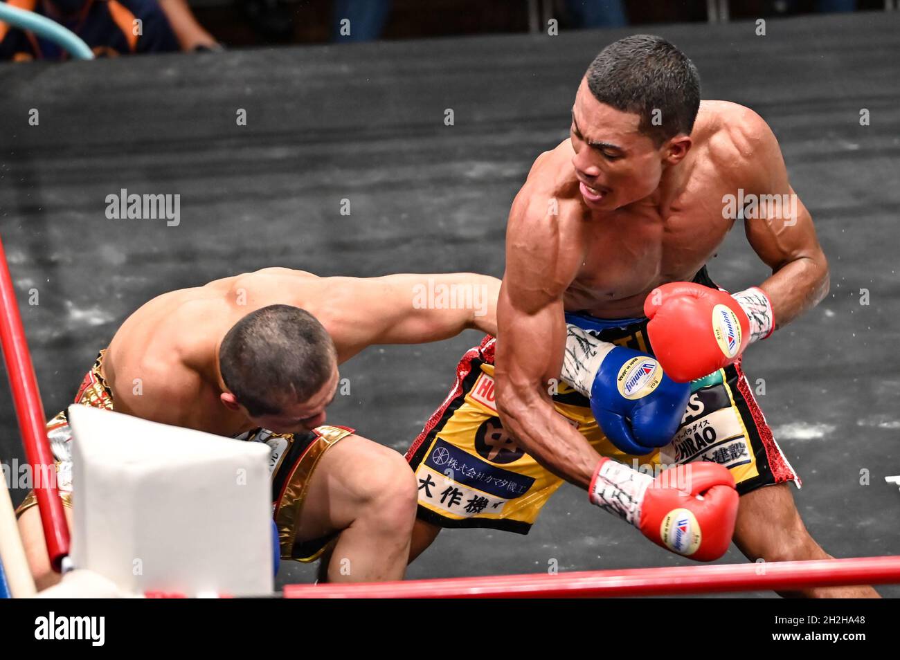 Andy Hiraoka (red gloves) and Jin Sasaki (blue gloves) compete during ...