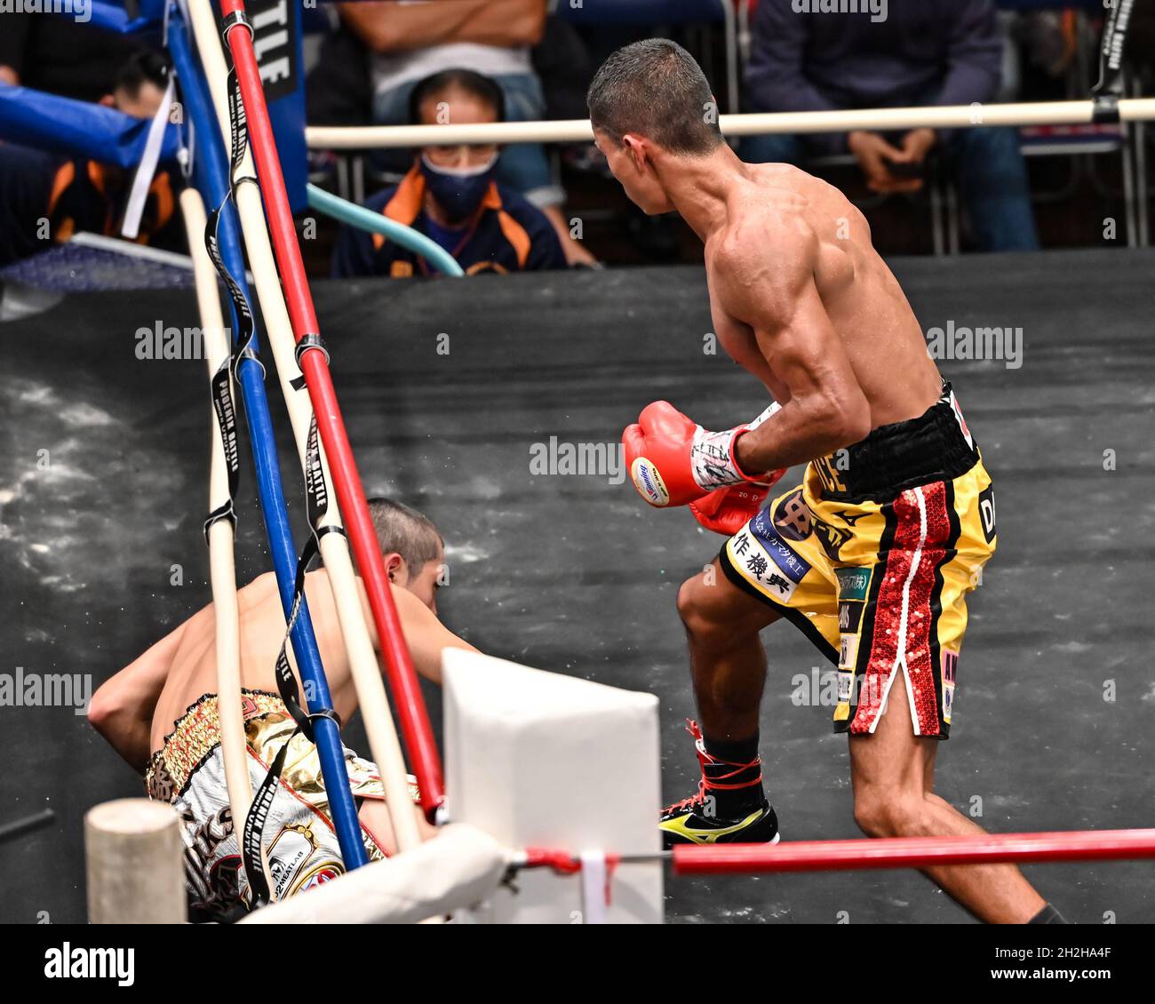 Andy Hiraoka (red gloves) and Jin Sasaki (blue gloves) compete during ...