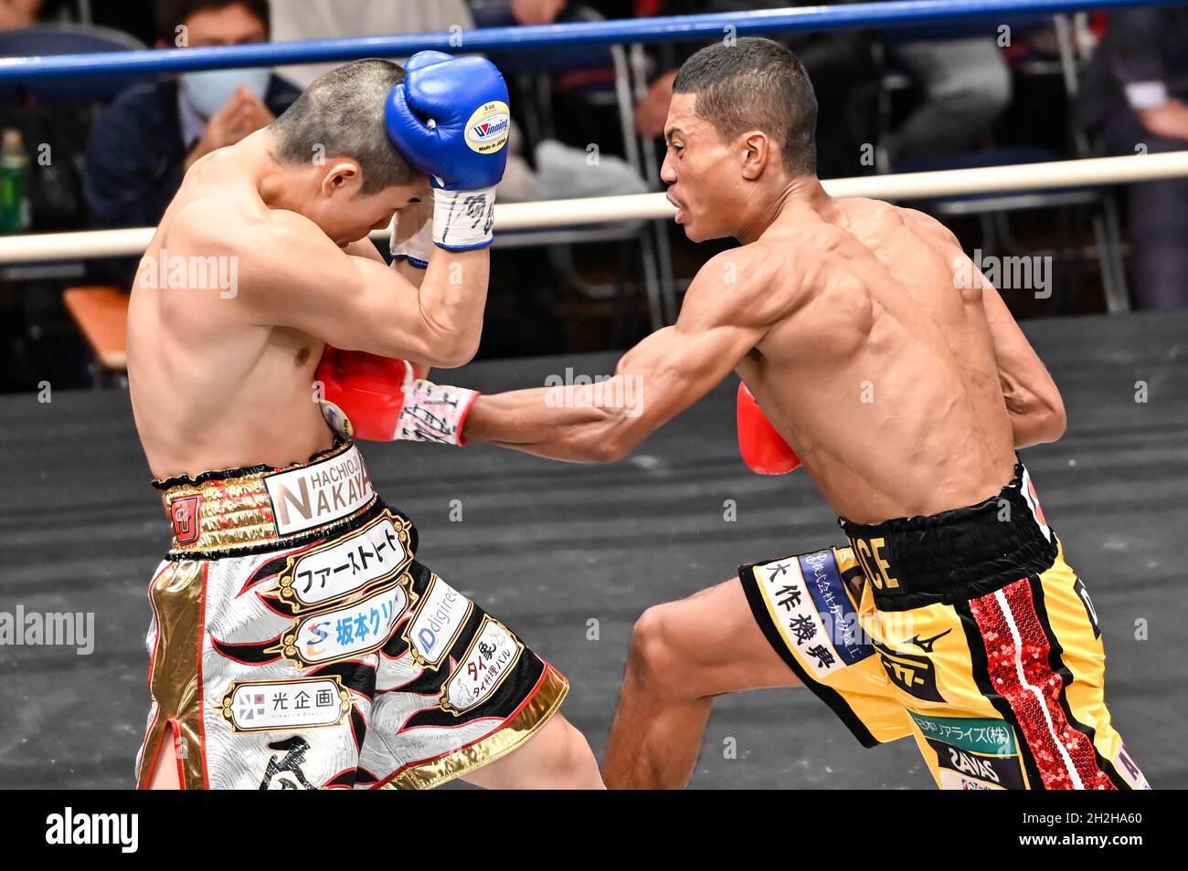 Andy Hiraoka (red gloves) and Jin Sasaki (blue gloves) compete during ...