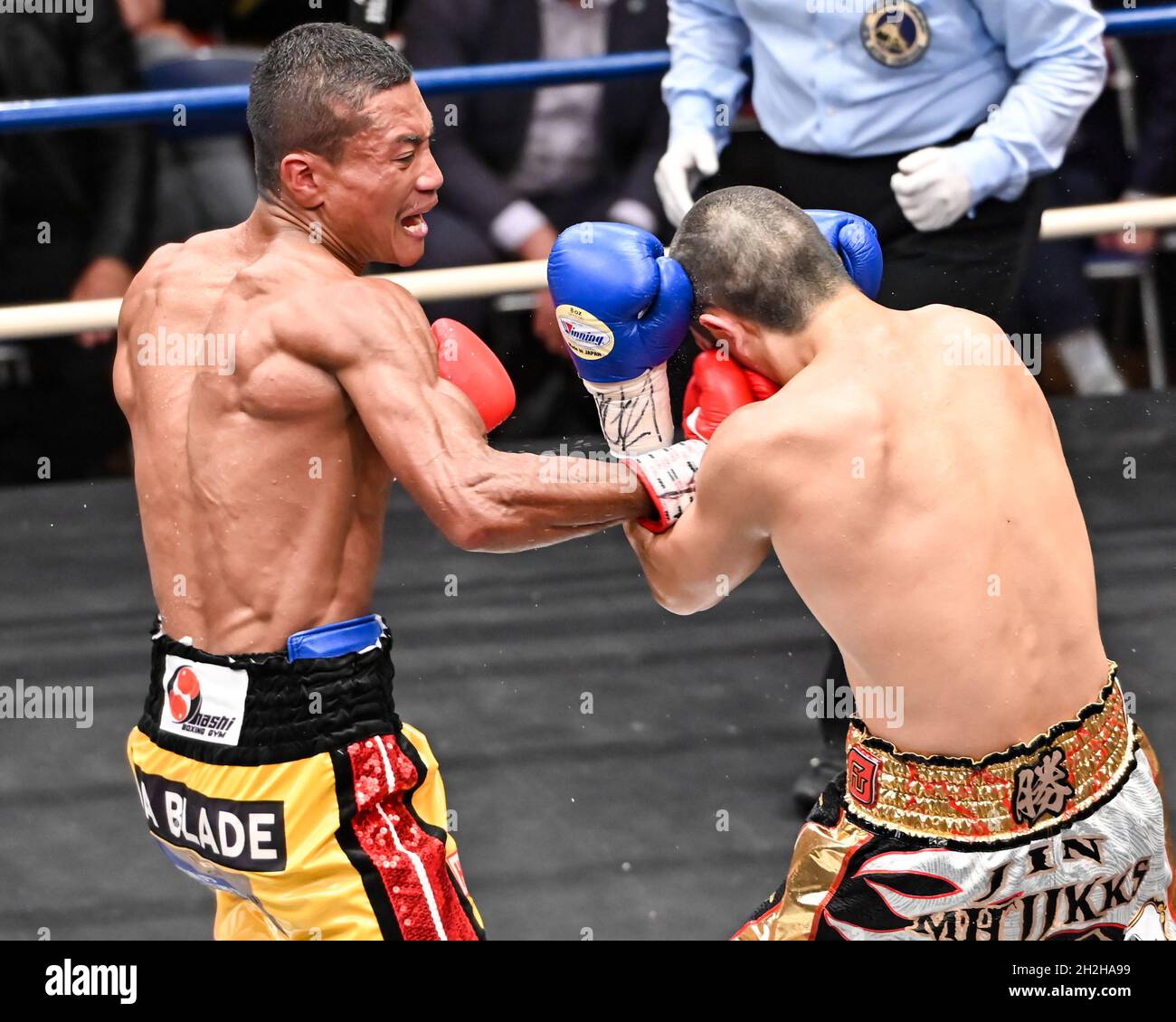 Andy Hiraoka (red gloves) and Jin Sasaki (blue gloves) compete during ...