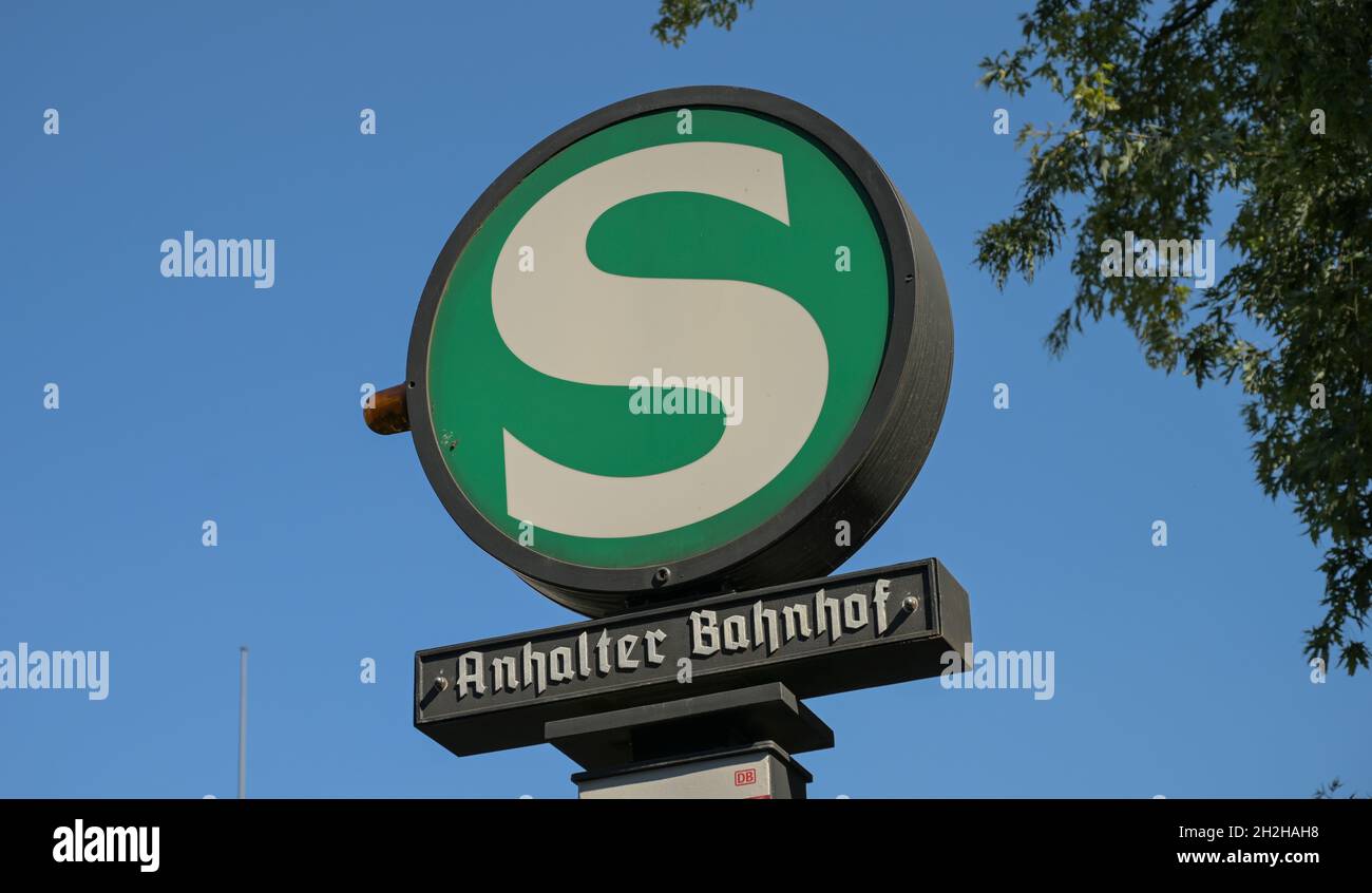 Schild S-Bahnhof Anhalter Bahnhof, Kreuzberg, Friedrichshain-Kreuzberg ...
